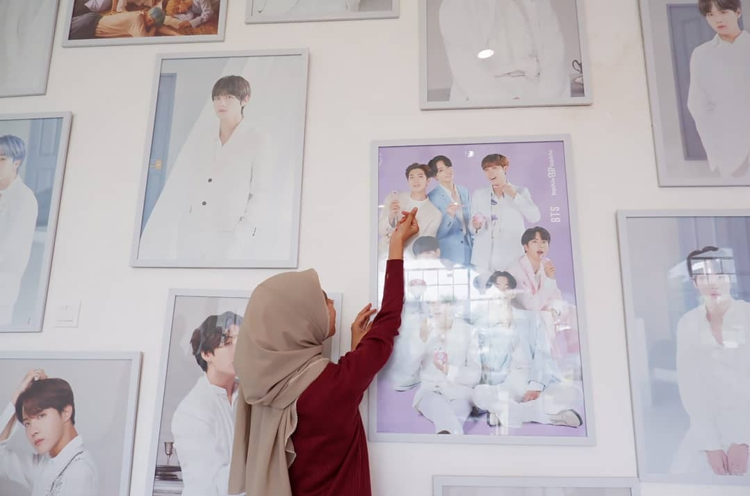 Yuk, Nikmati Merch BTS di Imnida Cafe, ARMY Wajib Kesini! - Ovajourney