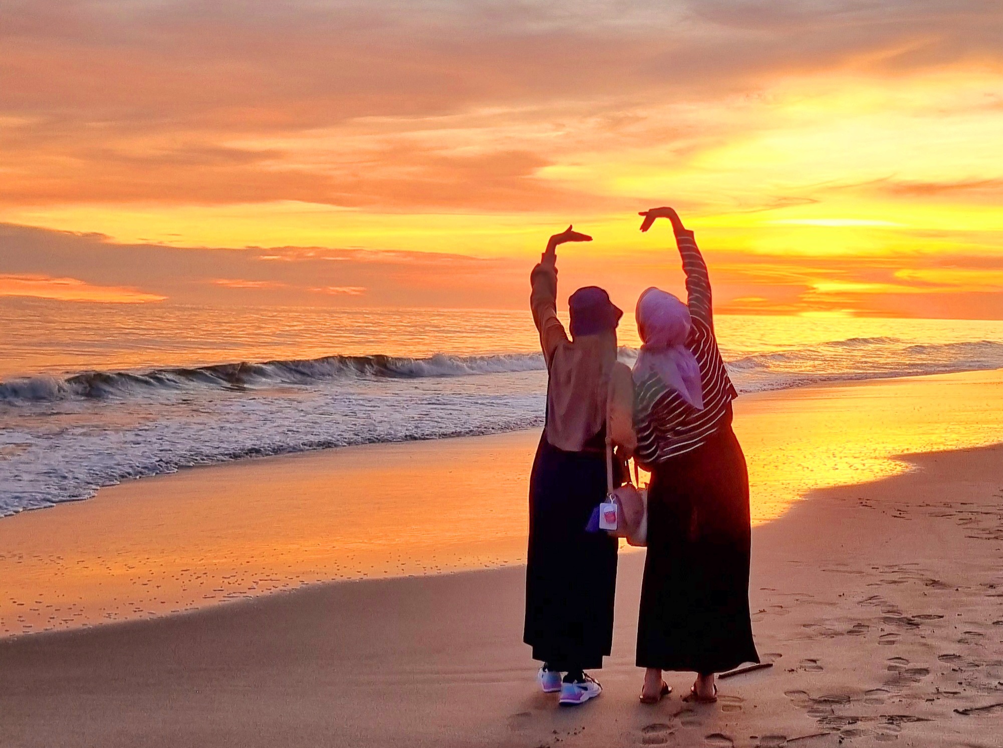 Indah Banget! Finally Aku Bisa Menikmati Sunset di Pantai Sasak ...