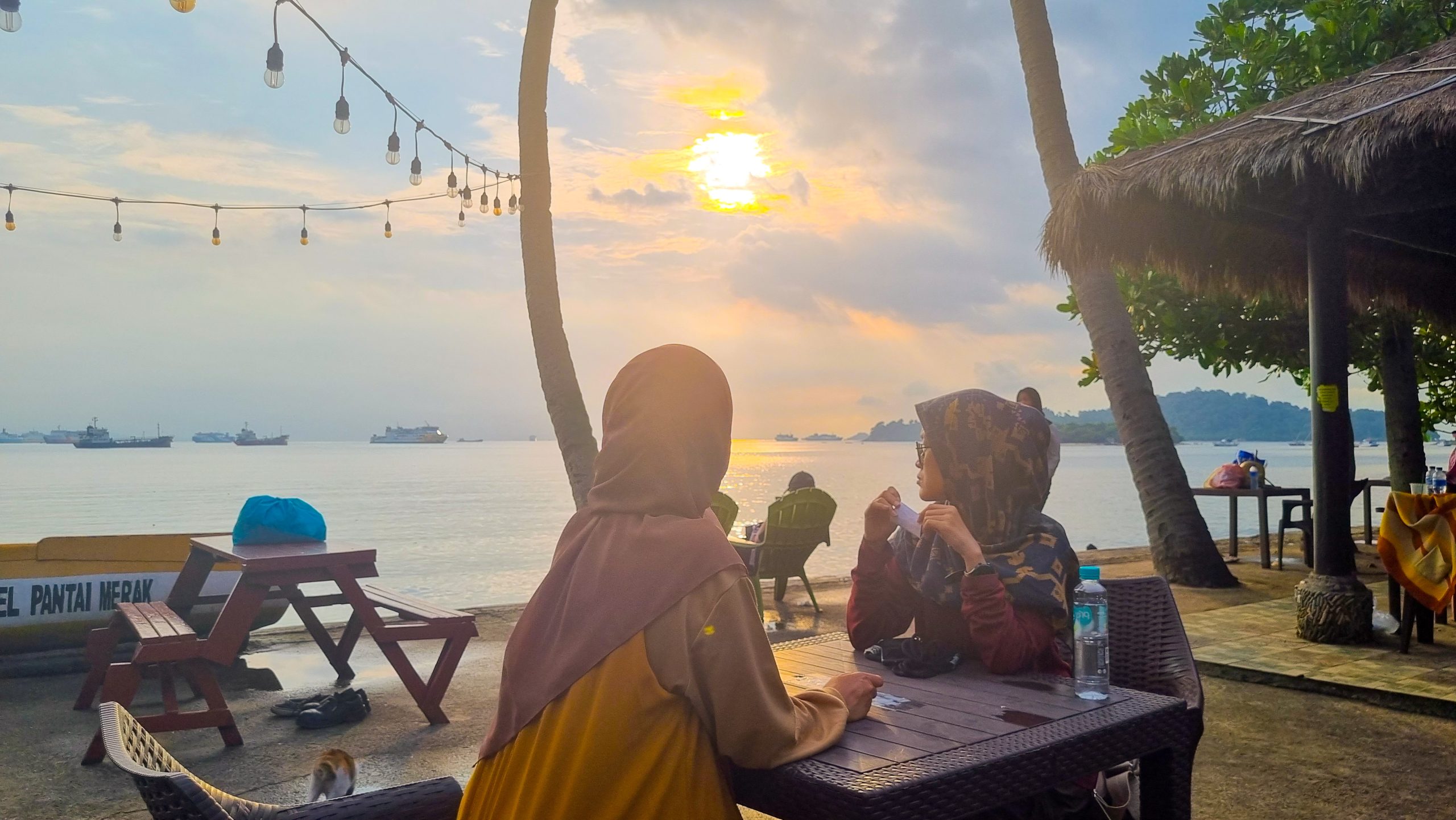 Nikmati Sunset di Pantai Merak Naik Kereta Dengan Budjet Hemat ...